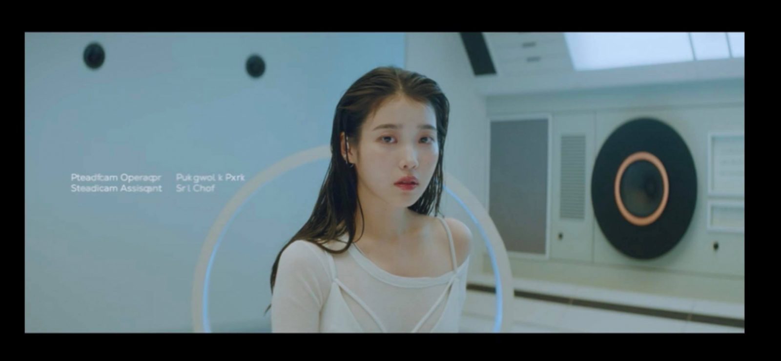 音源大盗来袭！ IU新歌《eight》MV悼念雪莉、钟铉，8大玄机解析一次看！