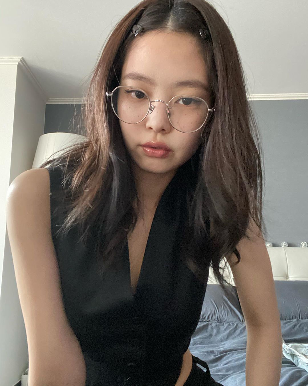 Jennie深夜狂发性感床照！9套「居家自拍OOTD」，谁说拍穿搭一定要出门！