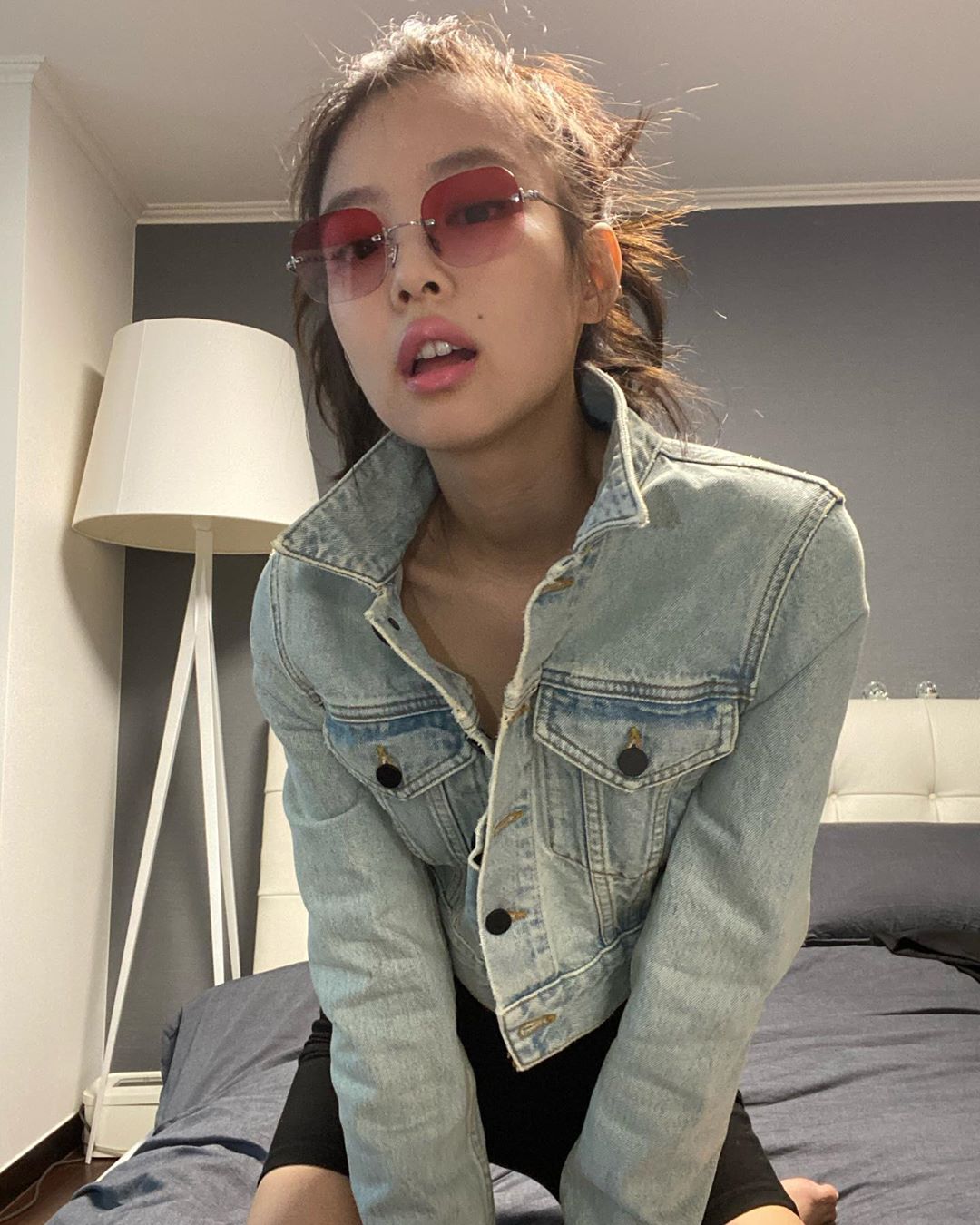 Jennie深夜狂发性感床照！9套「居家自拍OOTD」，谁说拍穿搭一定要出门！
