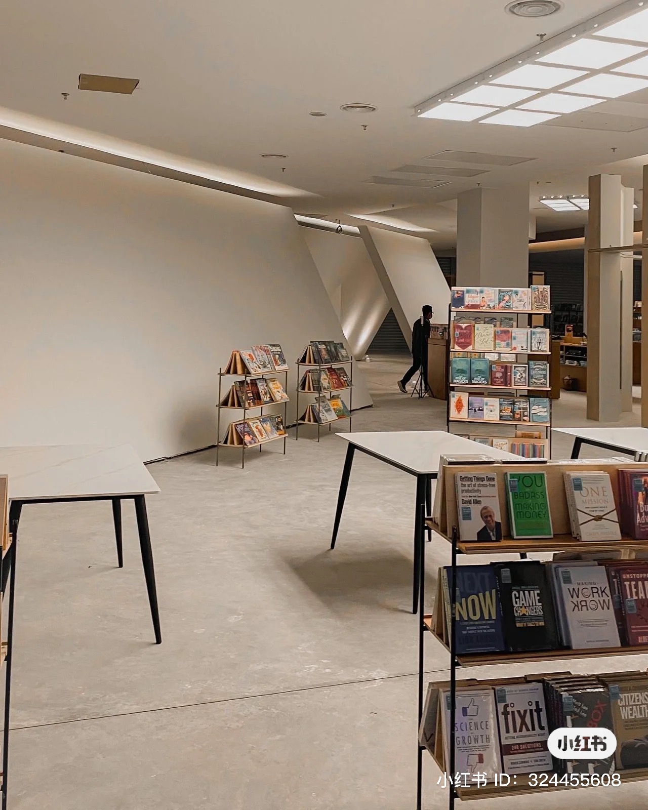 吉隆坡震撼眼球书局再加一！BookXcess全新书店就在LaLaport，太空舱既视感营造前卫格调！