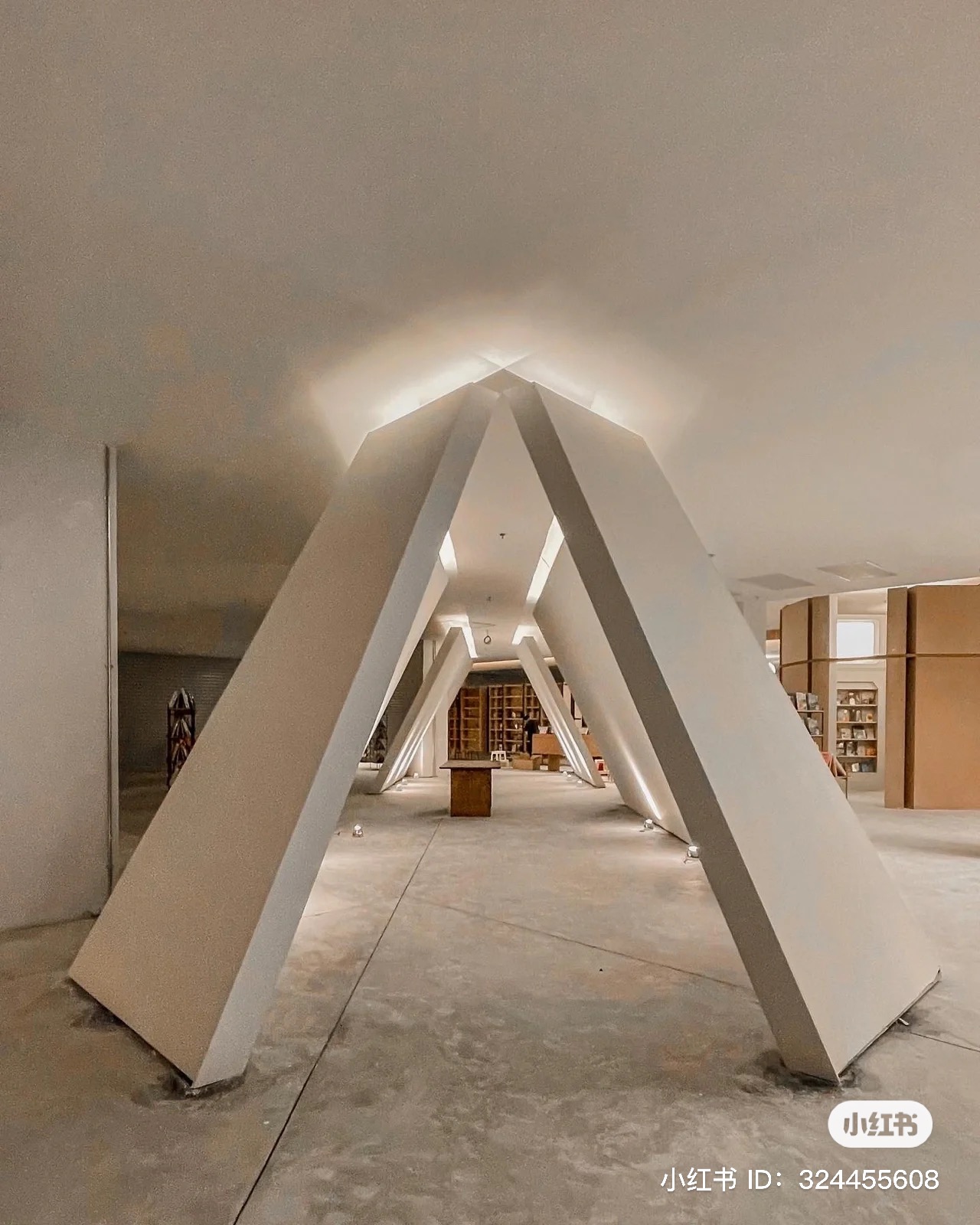 吉隆坡震撼眼球书局再加一！BookXcess全新书店就在LaLaport，太空舱既视感营造前卫格调！