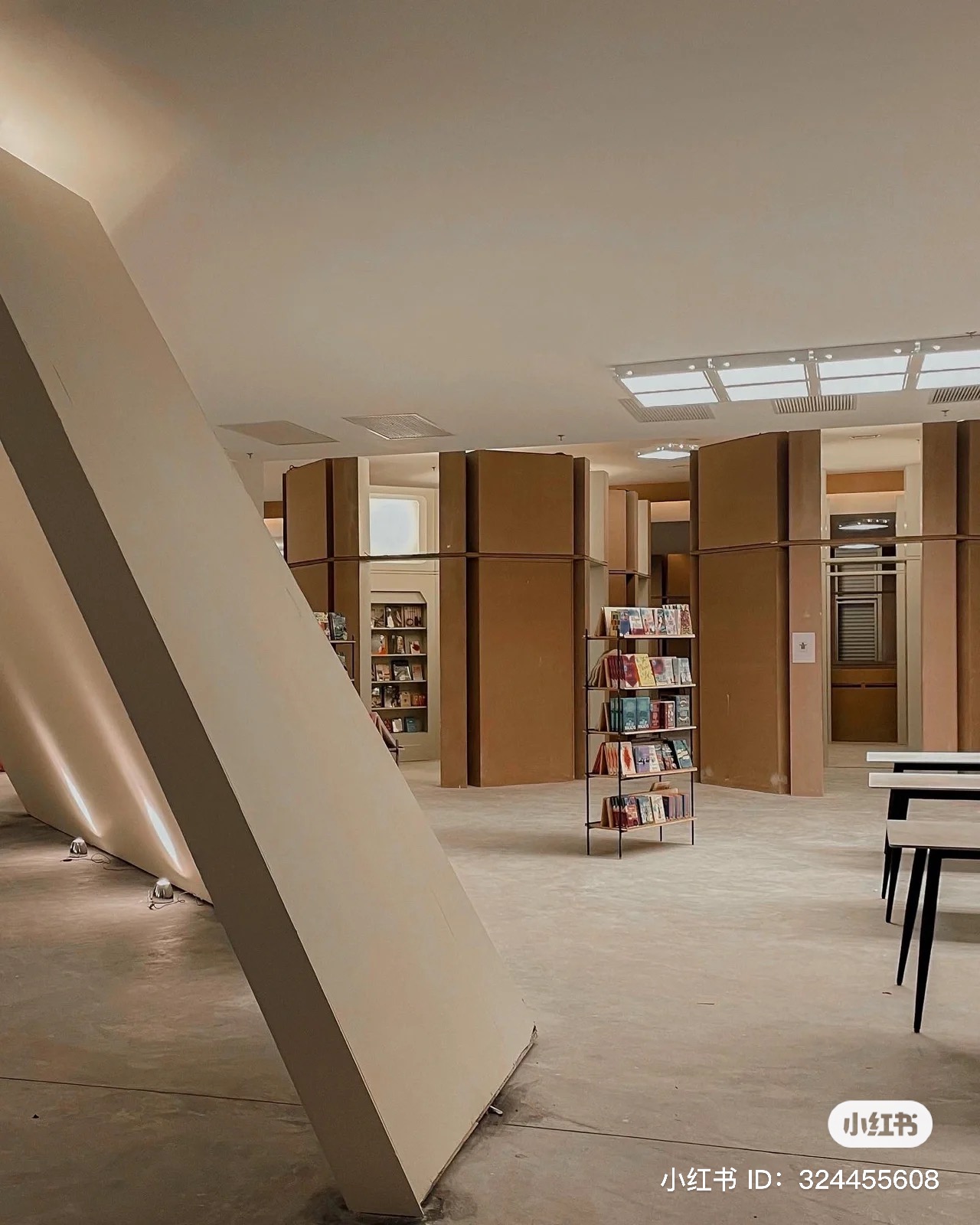 吉隆坡震撼眼球书局再加一！BookXcess全新书店就在LaLaport，太空舱既视感营造前卫格调！