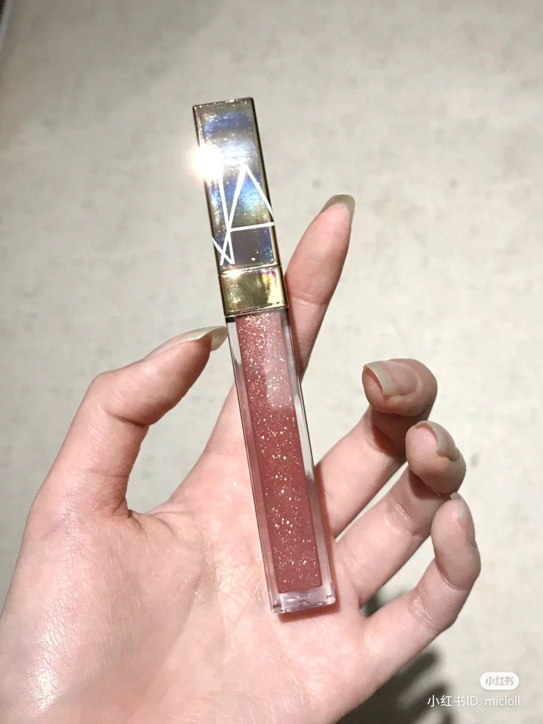 一上架就抢空！NARS 2022春季新品「Unbroken灰粉调碎钻唇蜜」，极度细闪给你溢出屏幕的纯欲感！
