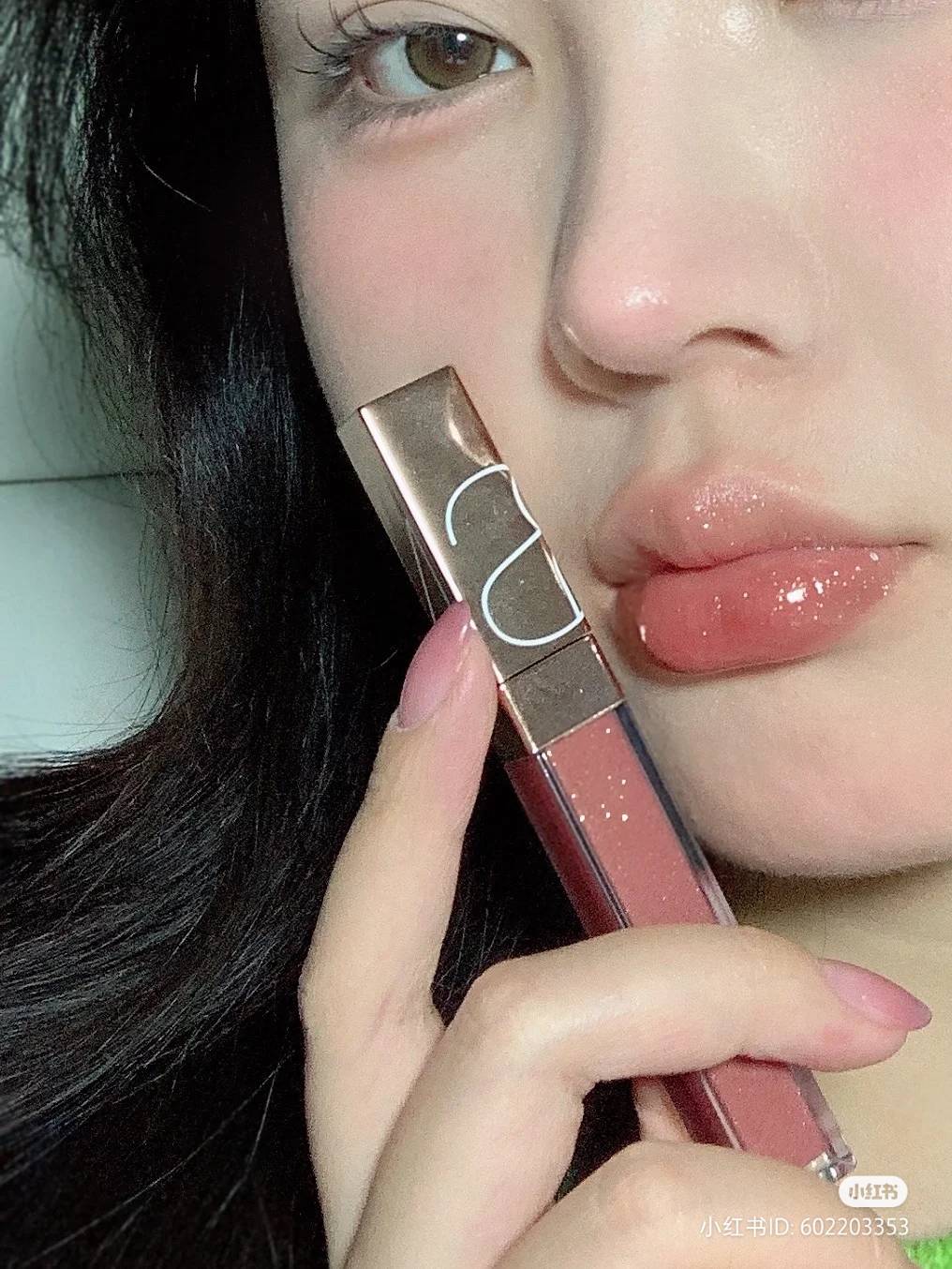 一上架就抢空！NARS 2022春季新品「Unbroken灰粉调碎钻唇蜜」，极度细闪给你溢出屏幕的纯欲感！