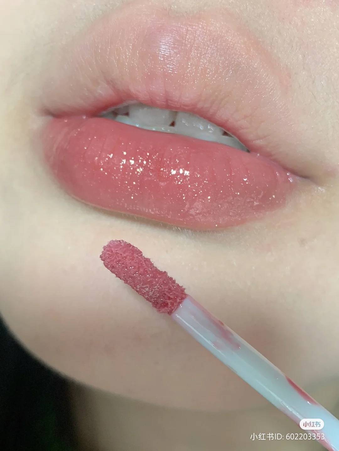 一上架就抢空！NARS 2022春季新品「Unbroken灰粉调碎钻唇蜜」，极度细闪给你溢出屏幕的纯欲感！