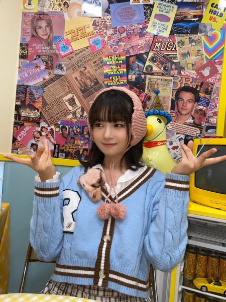 别再只会比耶了！韩国最新流行倒V手势「Gyaru Peace」，带你解锁新拍照手势！