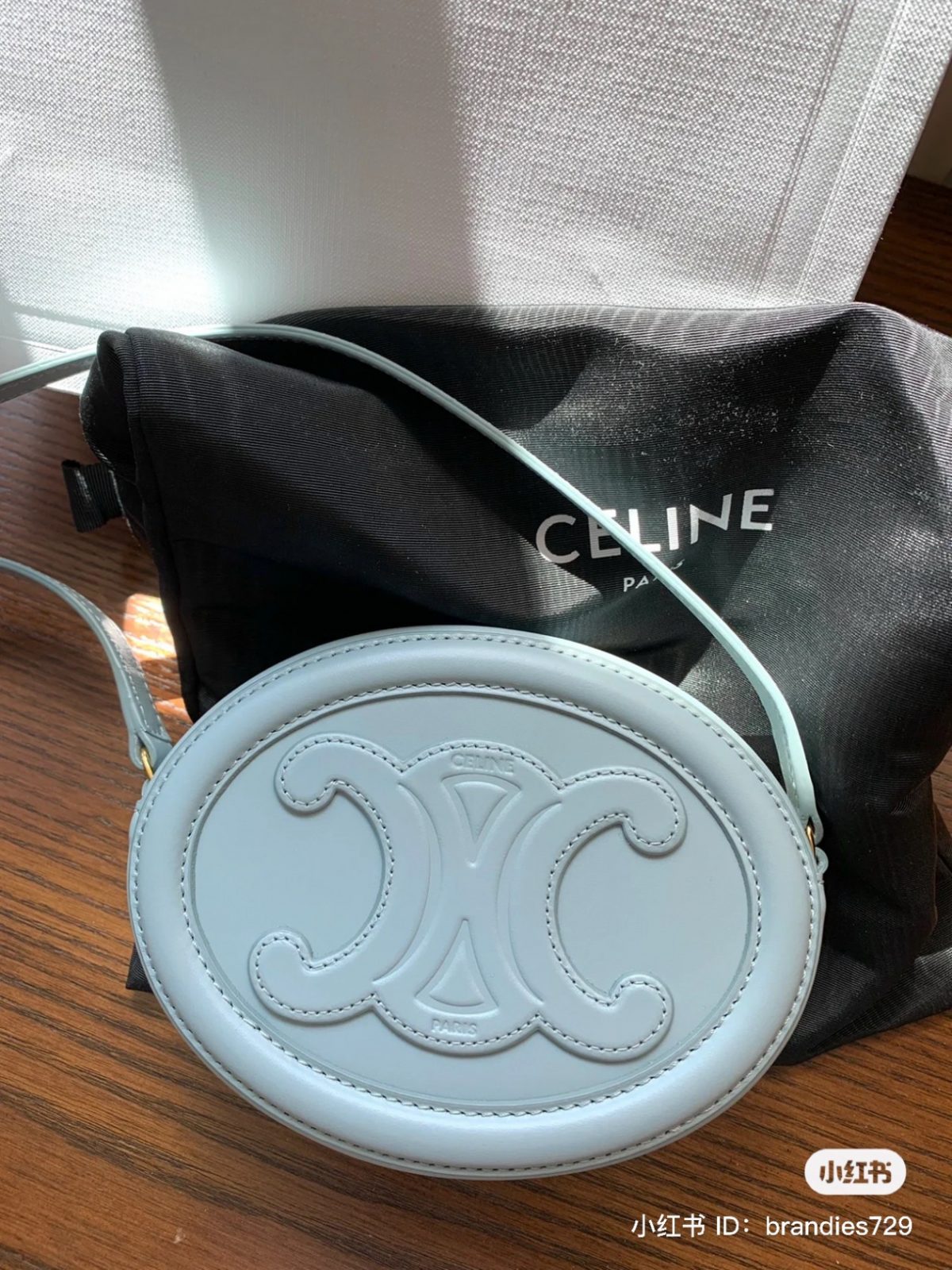 CELINE爆款「冰蓝色新款包」唯美登场！奶fufu仙气包款时尚又俏皮，大马也买得到