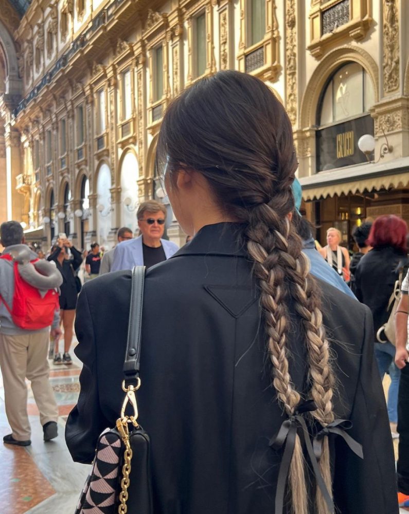 春日限定编发！解锁3款「最新双麻花辫」绑法，女孩们都给我学起来！