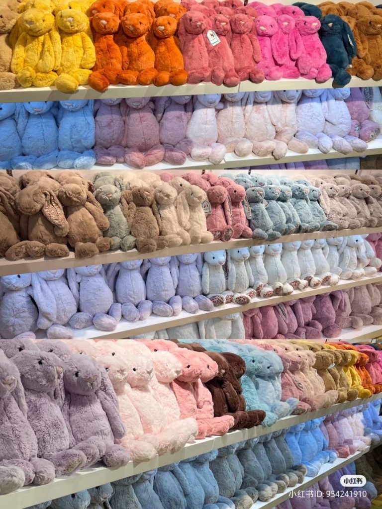 【品牌故事】一分钟带你了解 Jellycat！娃娃界的巨头，让大人比小孩更沉迷，揭秘怎样都戒不掉的秘密！
