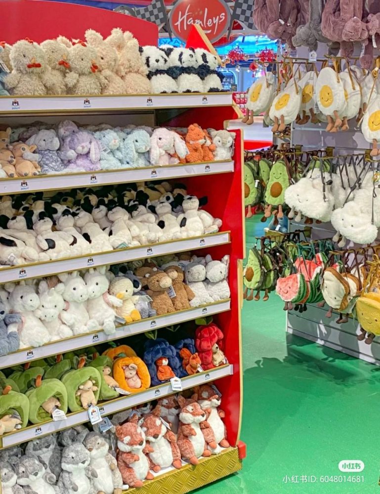 【品牌故事】一分钟带你了解 Jellycat！娃娃界的巨头，让大人比小孩更沉迷，揭秘怎样都戒不掉的秘密！