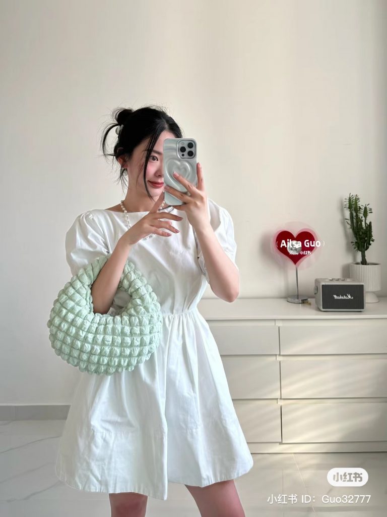 不只有COS！MINNIE、JENNIE同款「时尚云朵包」推荐，COS平替云朵包小资女也可以轻松入手 - PopDaily 波波黛莉的异想世界 ...